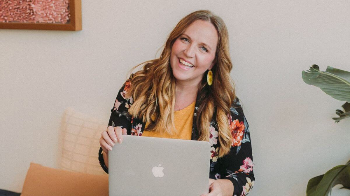 Episode 213: Building Community Online with Elizabeth Henson